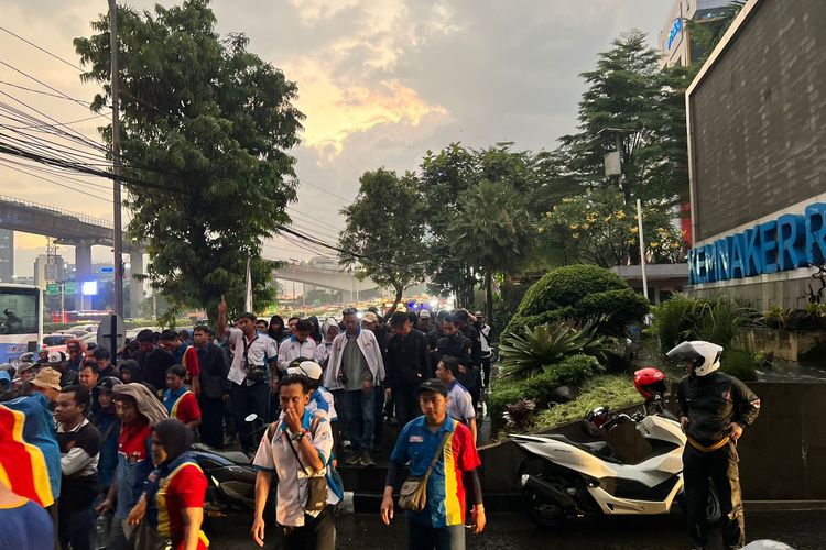 Protes Skema Lembur Baru, Buruh Indomaret Demo hingga Kemenaker ...